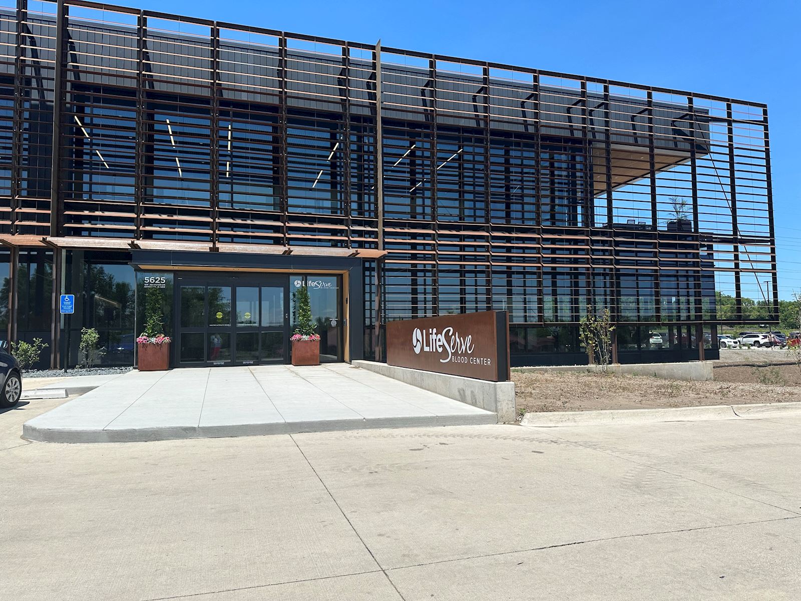 LIFESERVE BLOOD CENTER OPENS NEW HEADQUARTERS IN JOHNSTON, IOWA ...